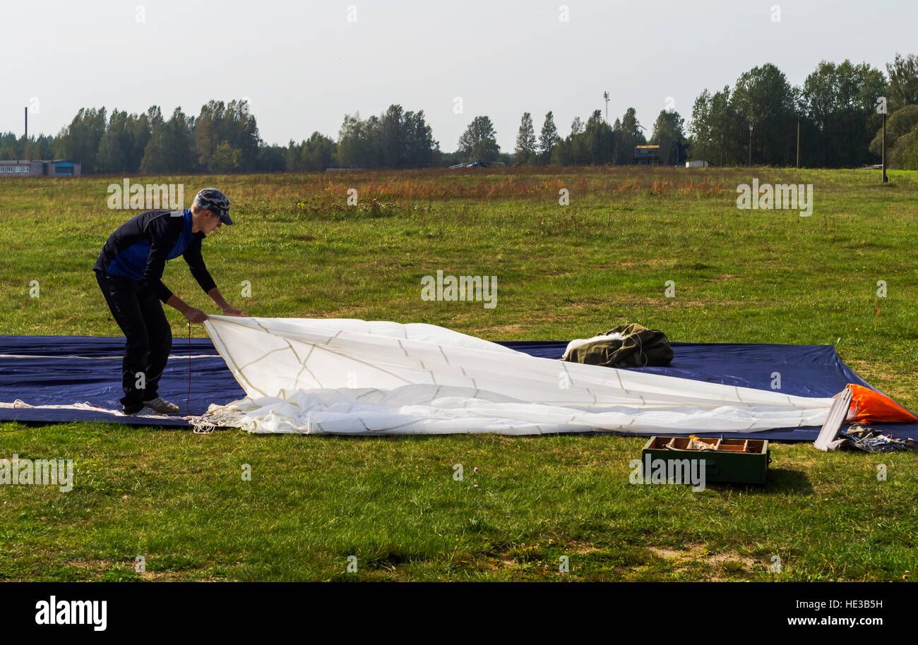 Parachutists - 2014.Packing of parachute Stock Photo - Alamy
