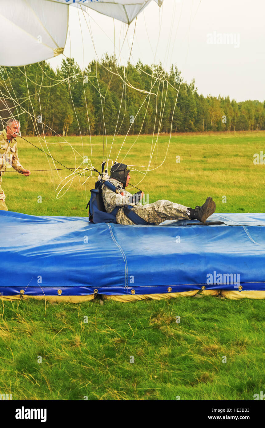 Parachutists - 2014. Landing Stock Photo - Alamy