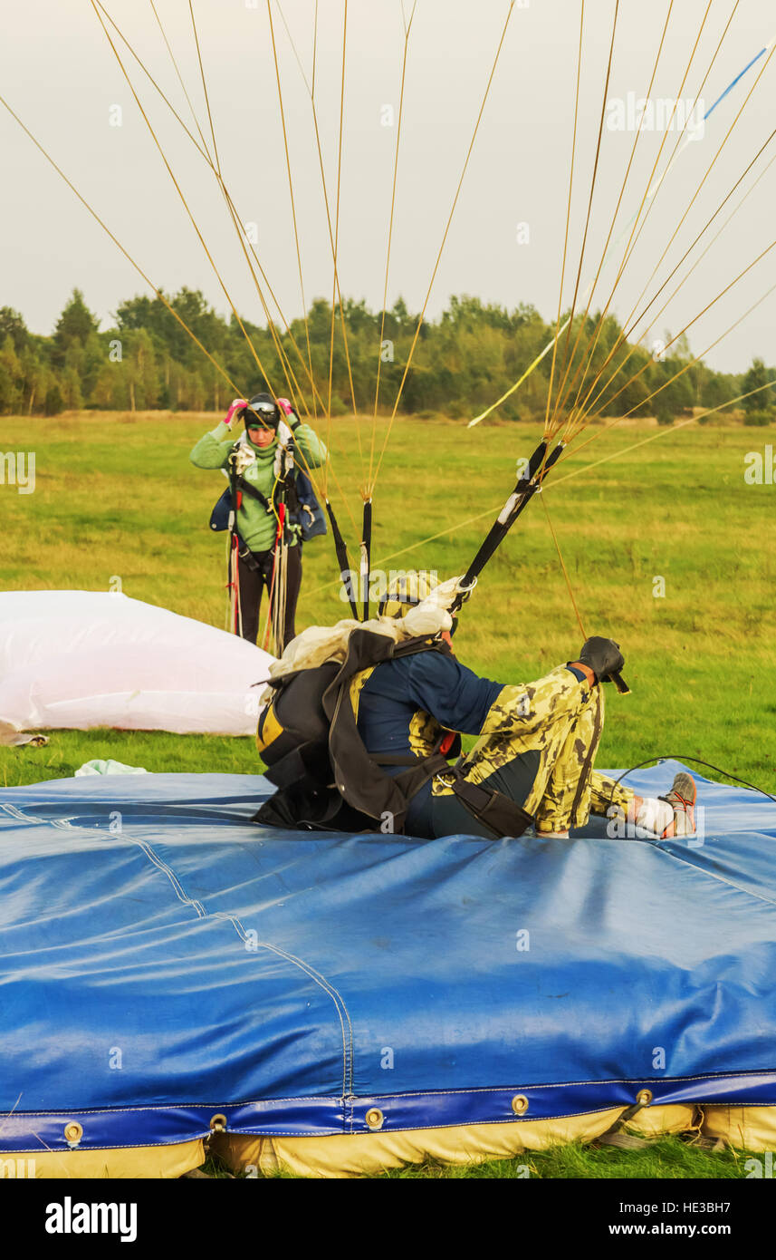 Parachutists - 2014. Landing Stock Photo - Alamy