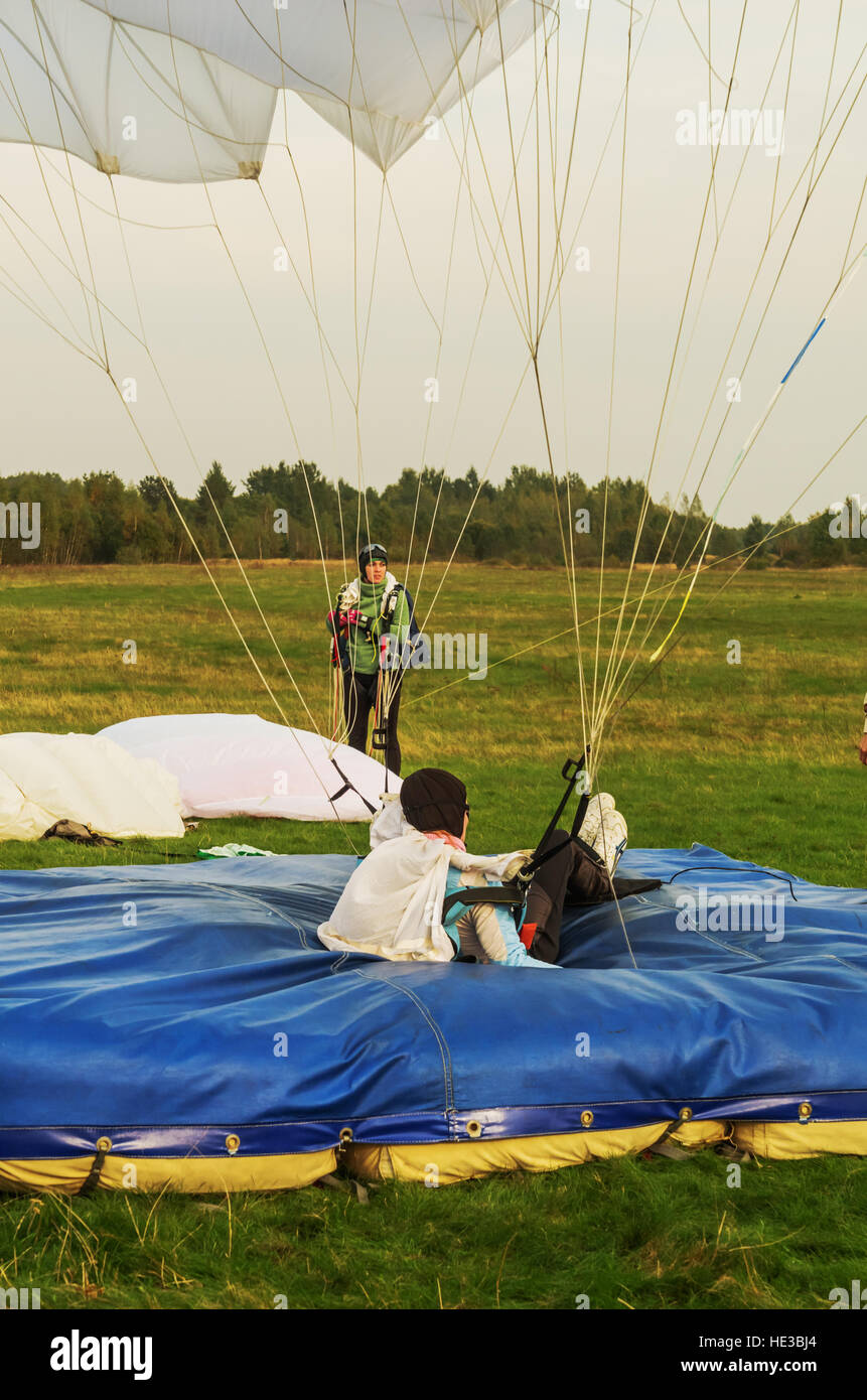 Parachutists - 2014. Landing Stock Photo - Alamy