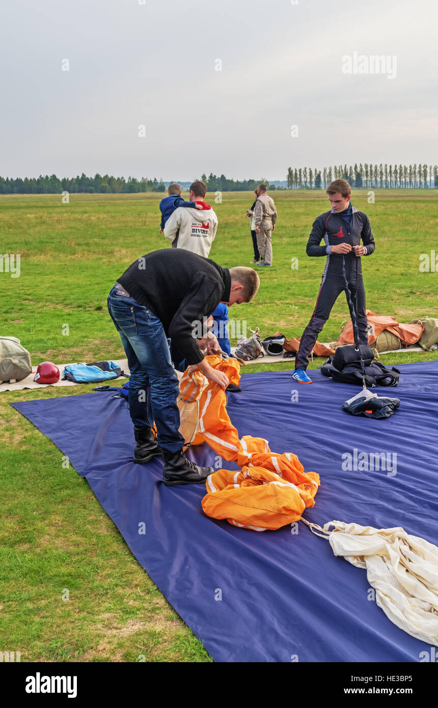 Parachutists - 2014.Packing of parachute Stock Photo - Alamy