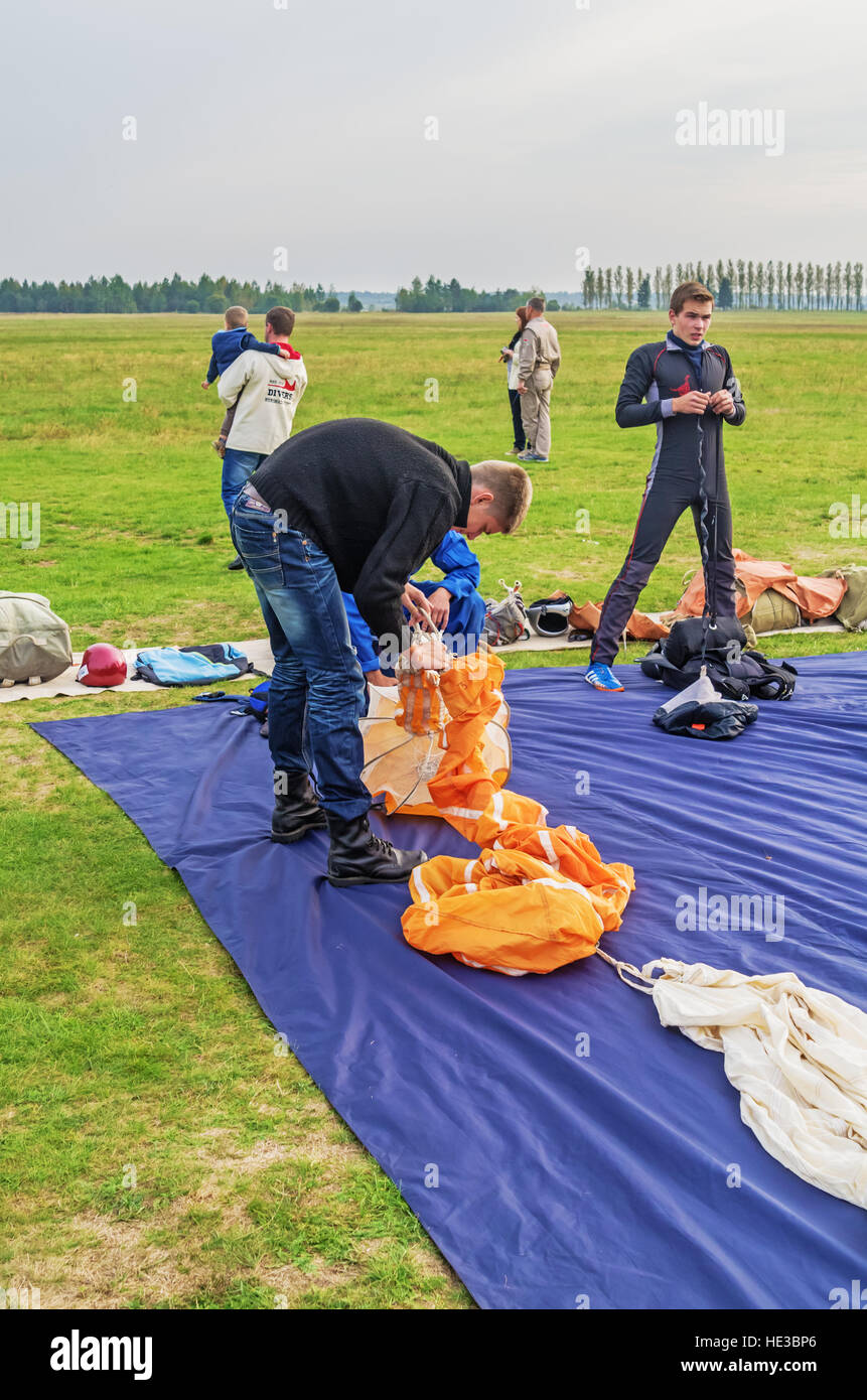 Parachutists - 2014.Packing of parachute Stock Photo - Alamy