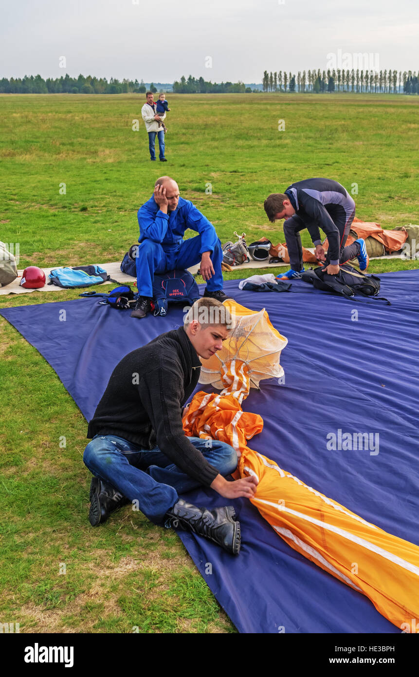 Parachutists - 2014.Packing of parachute Stock Photo - Alamy