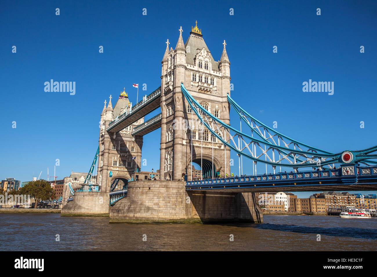 Blue sky tower bridge hi-res stock photography and images - Alamy