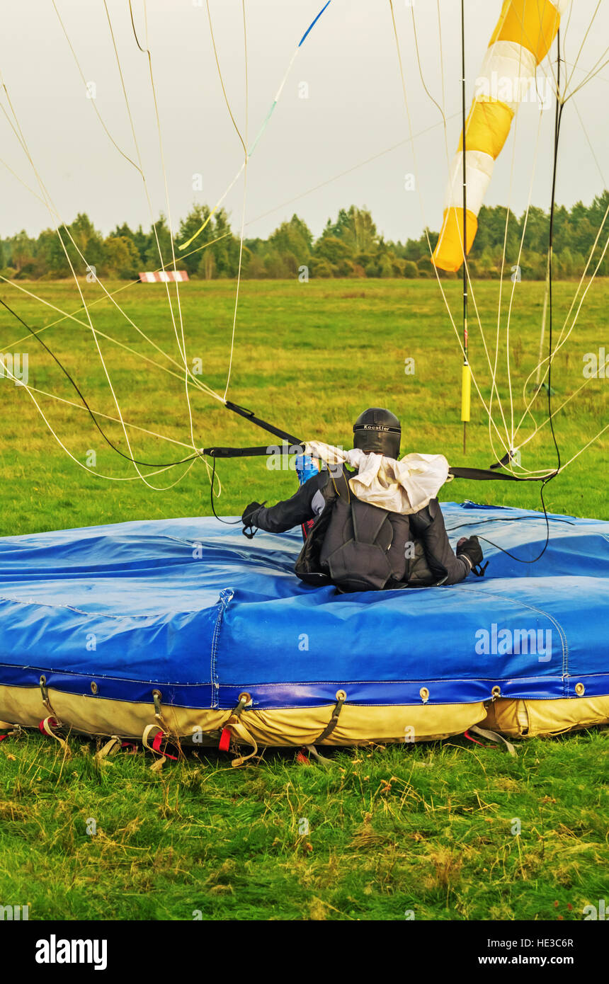 Parachutists - 2014. Landing Stock Photo - Alamy