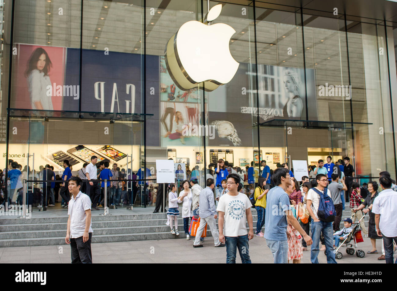 Shoppers shopping at Apple retail store Shanghai, China Stock Photo - Alamy