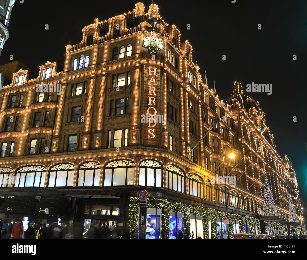 Harrods turns on itsl Christmas Lights 2016 Featuring: Harrods ...