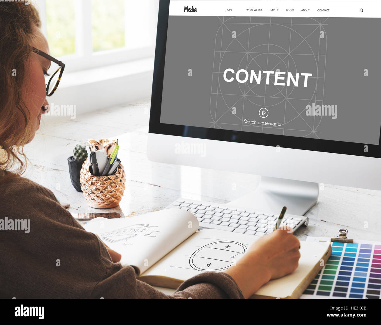 Reading web page hi-res stock photography and images - Alamy