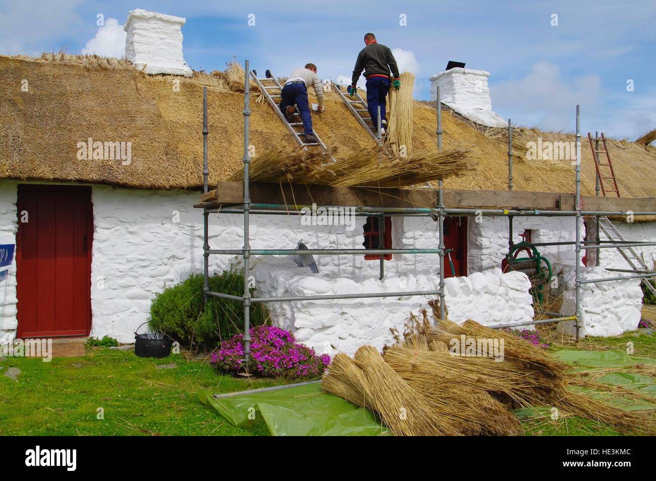Thatcher reed roof house hi-res stock photography and images - Alamy