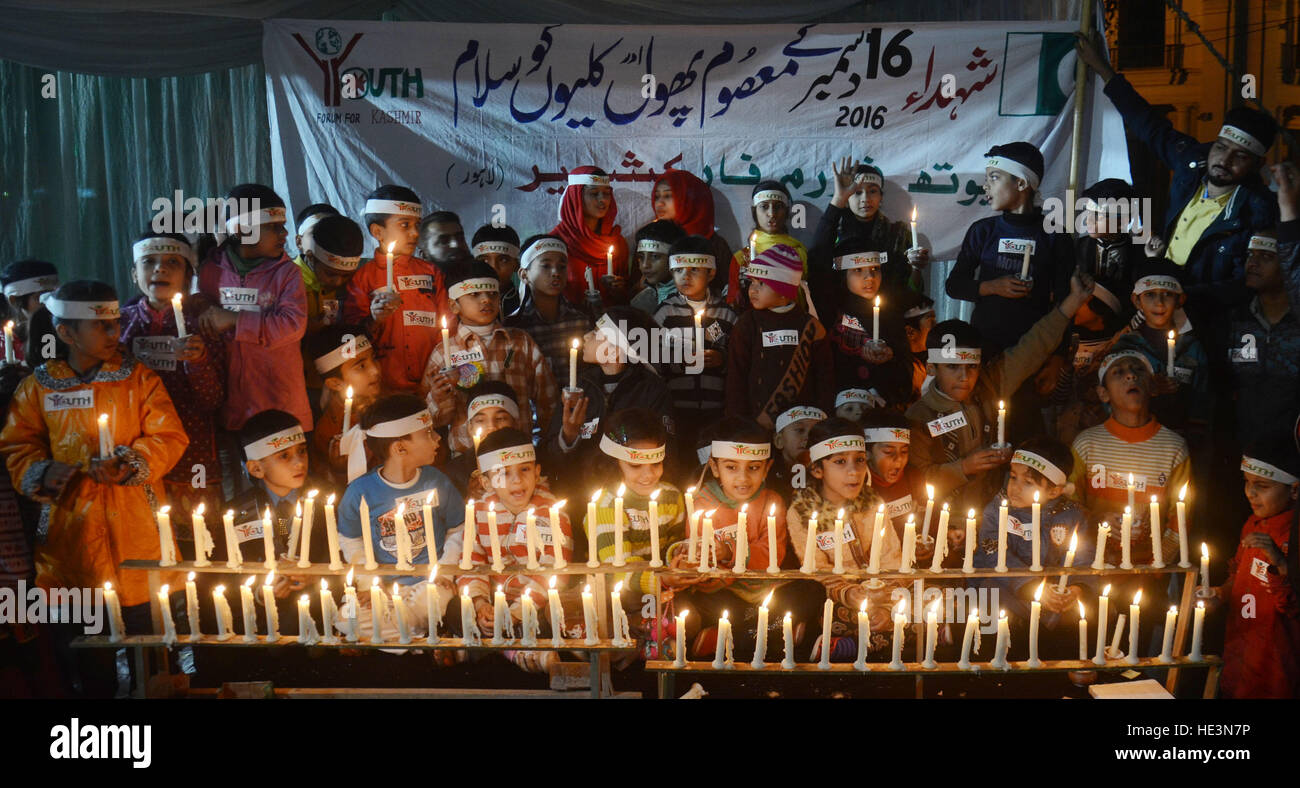 Peshawar, Pakistan. 16th Dec, 2016. Pakistani students from different ...