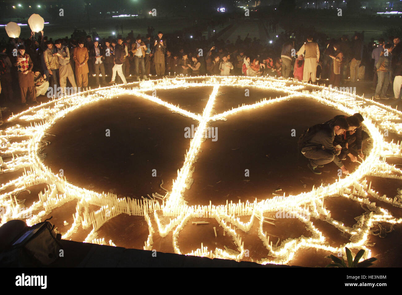 Peshawar, Pakistan. 16th Dec, 2016. Pakistani students from different ...