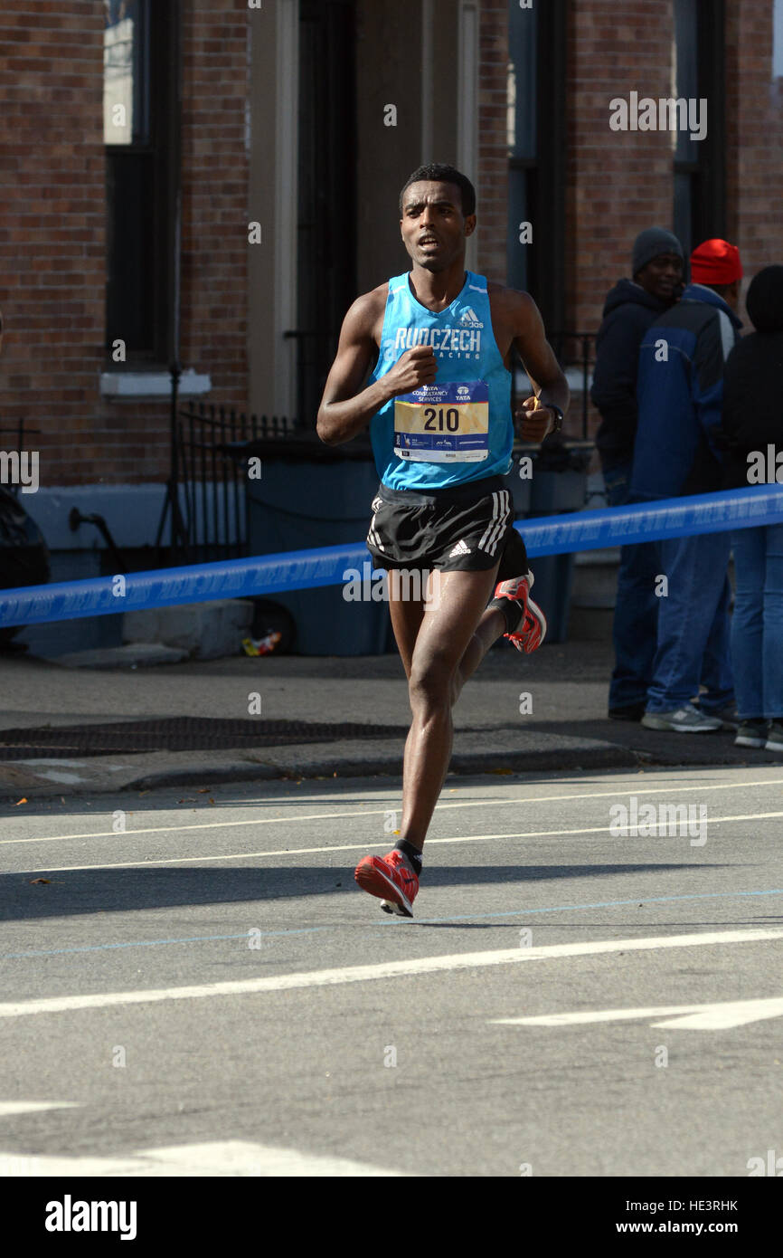 2016 TCS New York City Marathon - runners make their way through Long ...