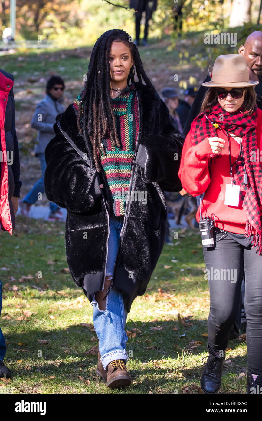 Rihanna wears long dreadlocks to film a scene for 'Ocean's Eight' with ...