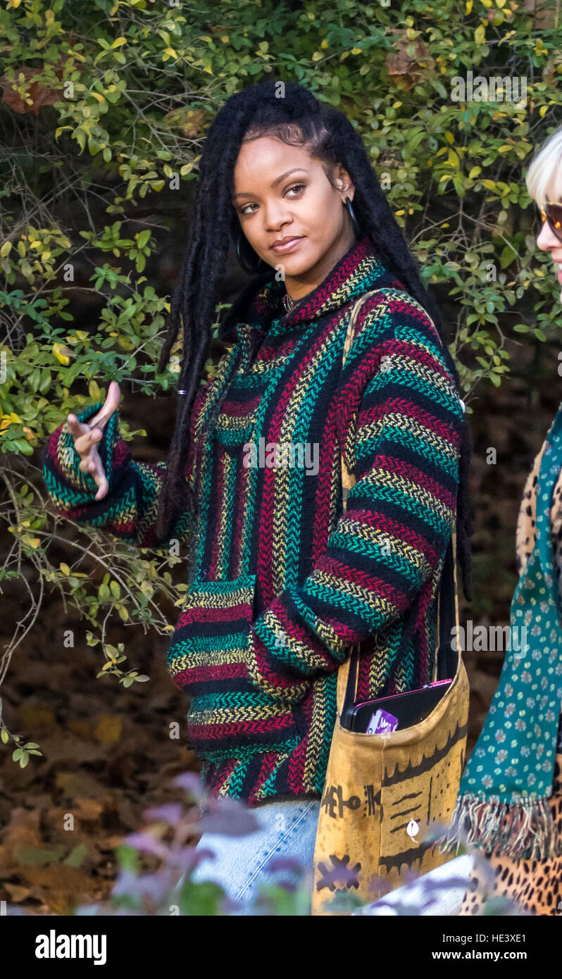 What is up with Rihanna's weird hand and abnormally large looking thumb ...