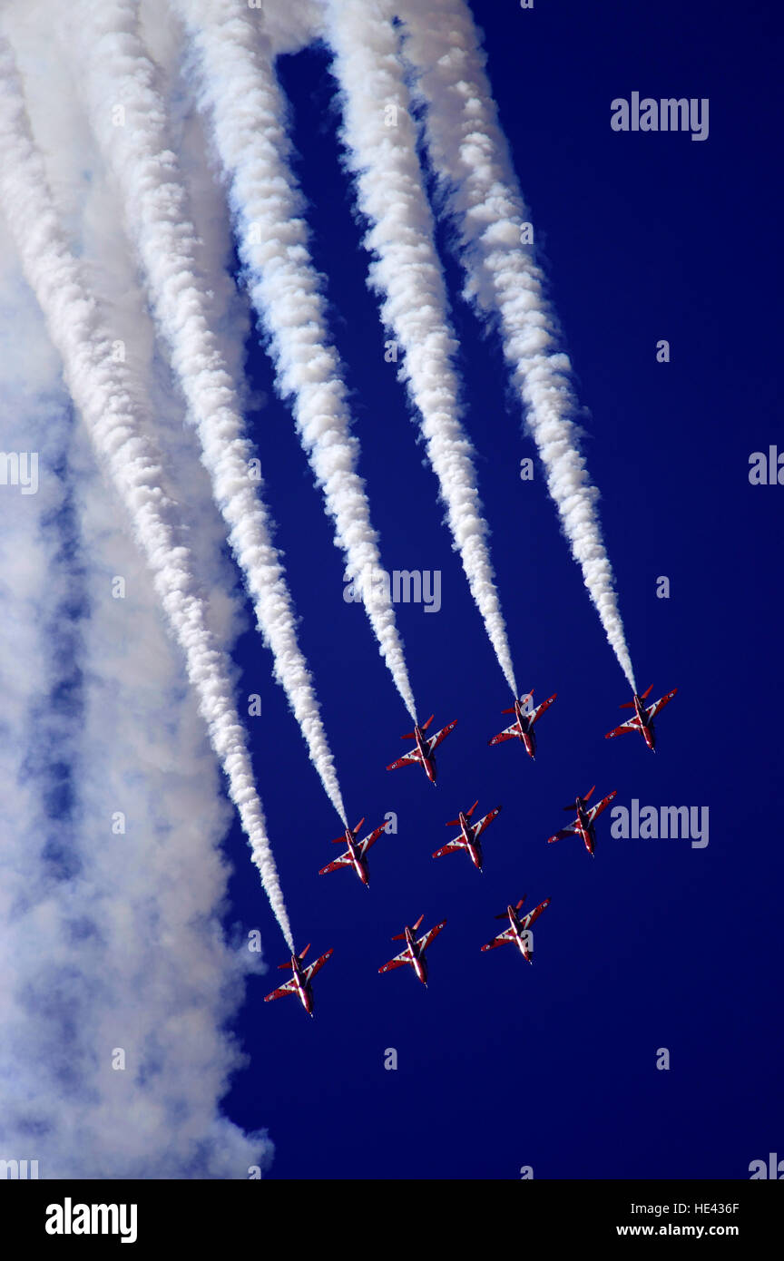 Red arrows routine hi-res stock photography and images - Alamy