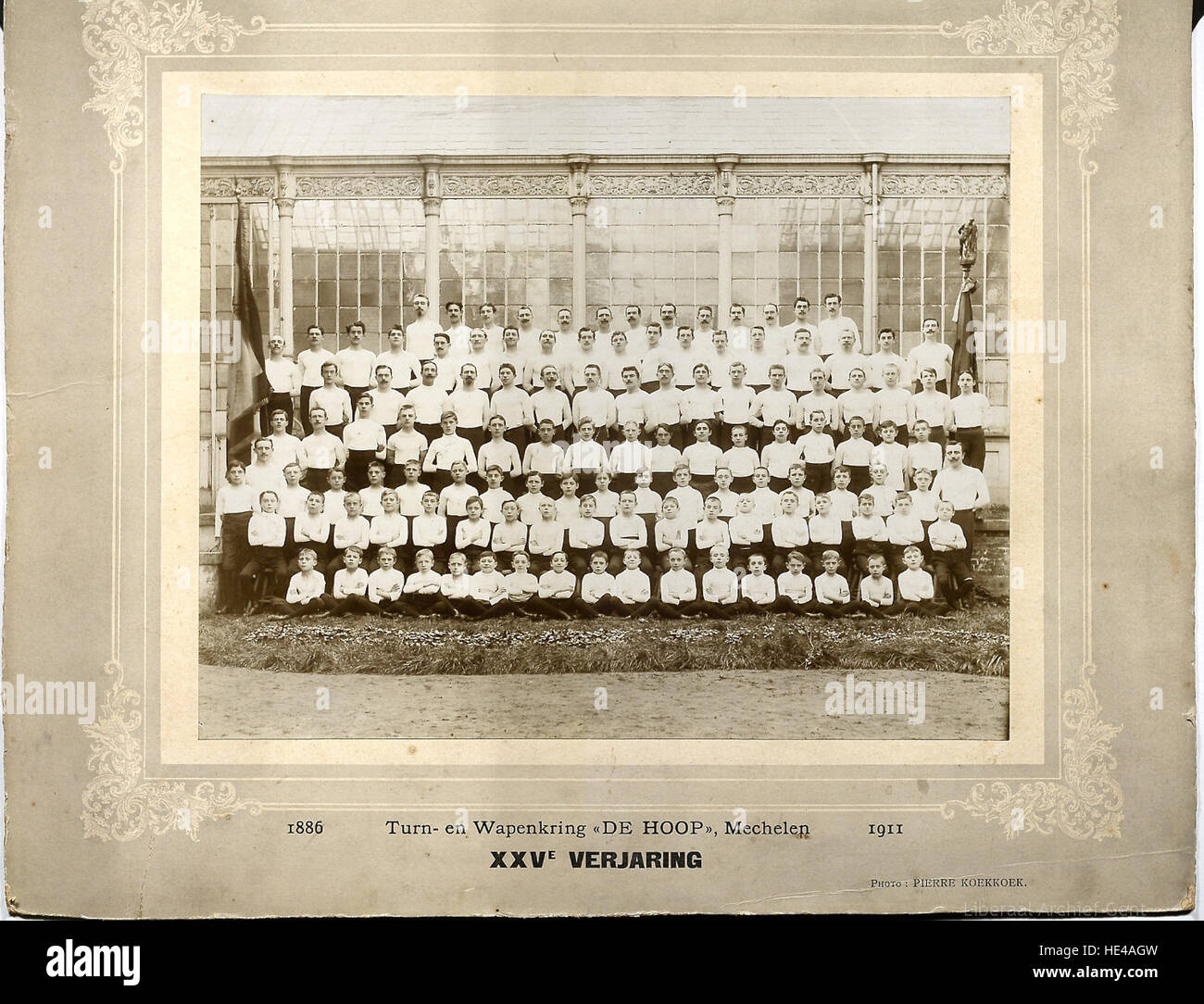 This image depicts a historic emblem, 'Turn- en wapenkring De Hoop ...