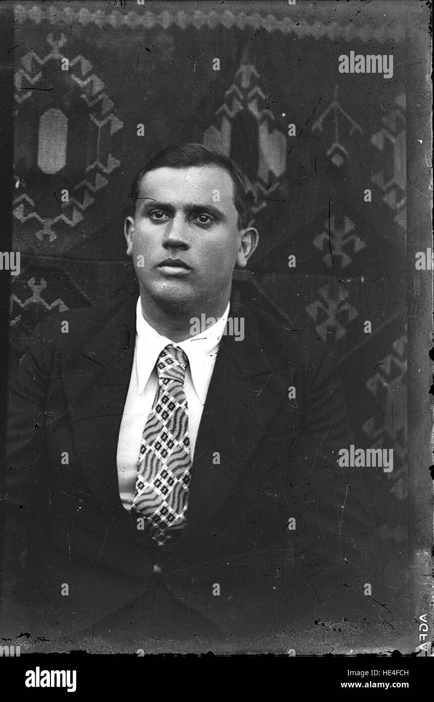 Vintage romanian portraits hi-res stock photography and images - Alamy