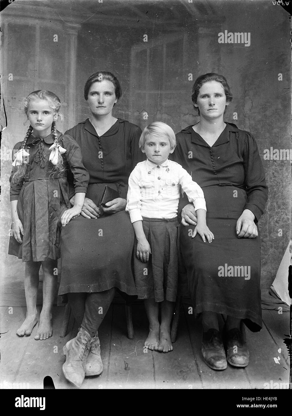 Două femei cu doi copii Stock Photo - Alamy