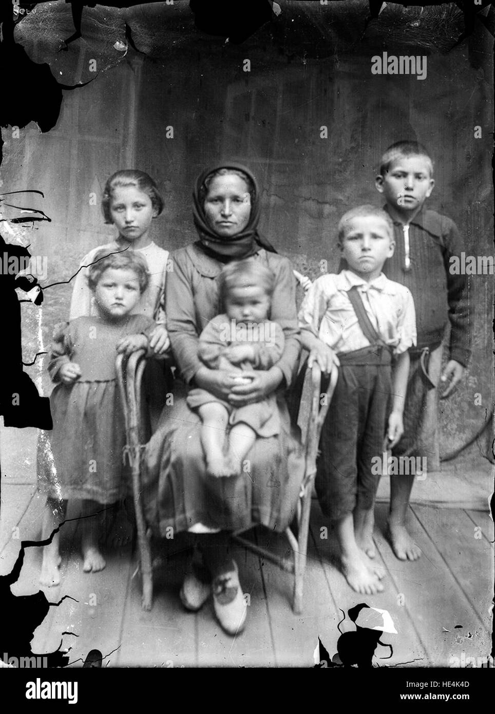 Romanian mother with five children, photographed by Costica Acsinte ...