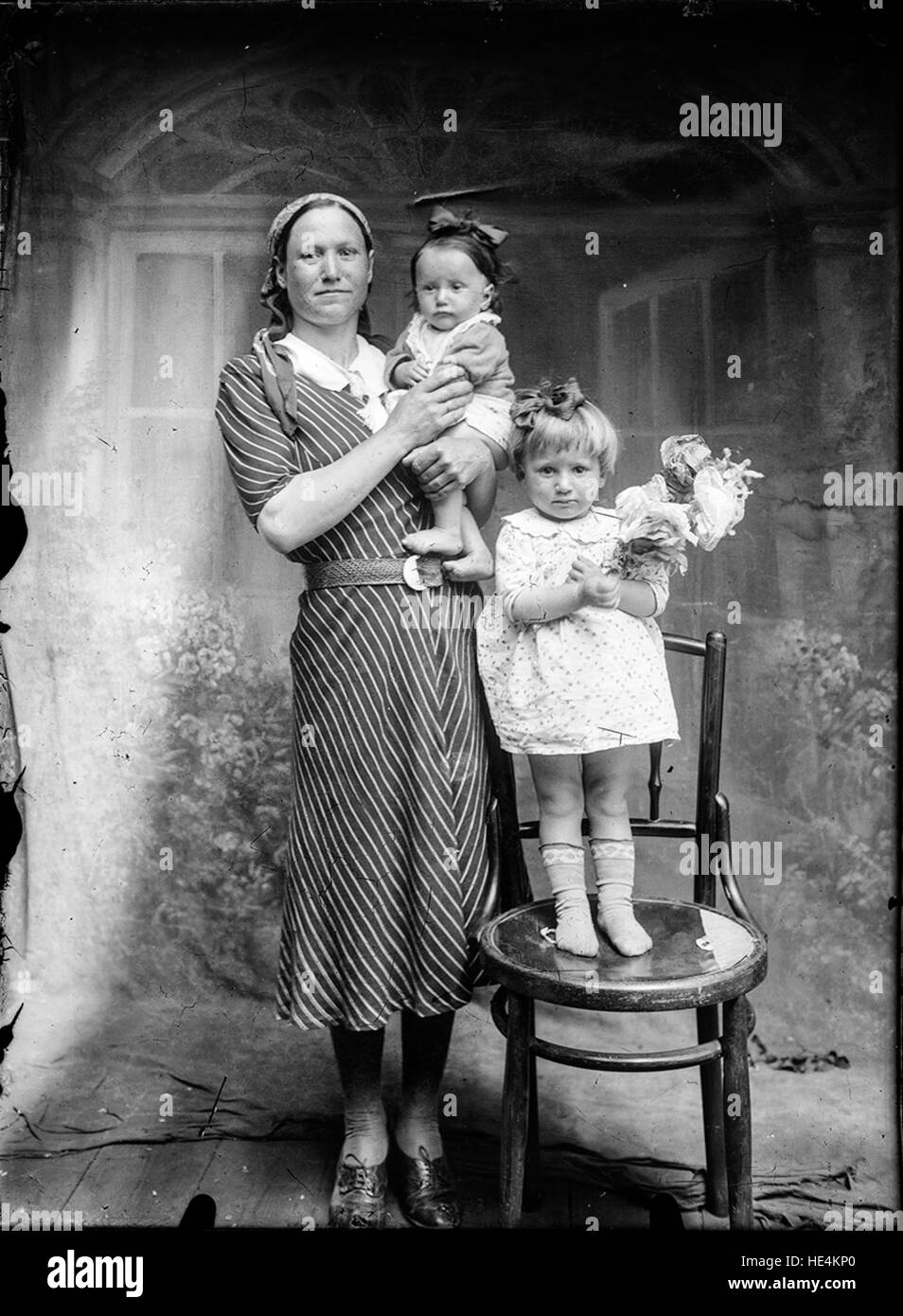 Mamă cu doi copii Stock Photo - Alamy