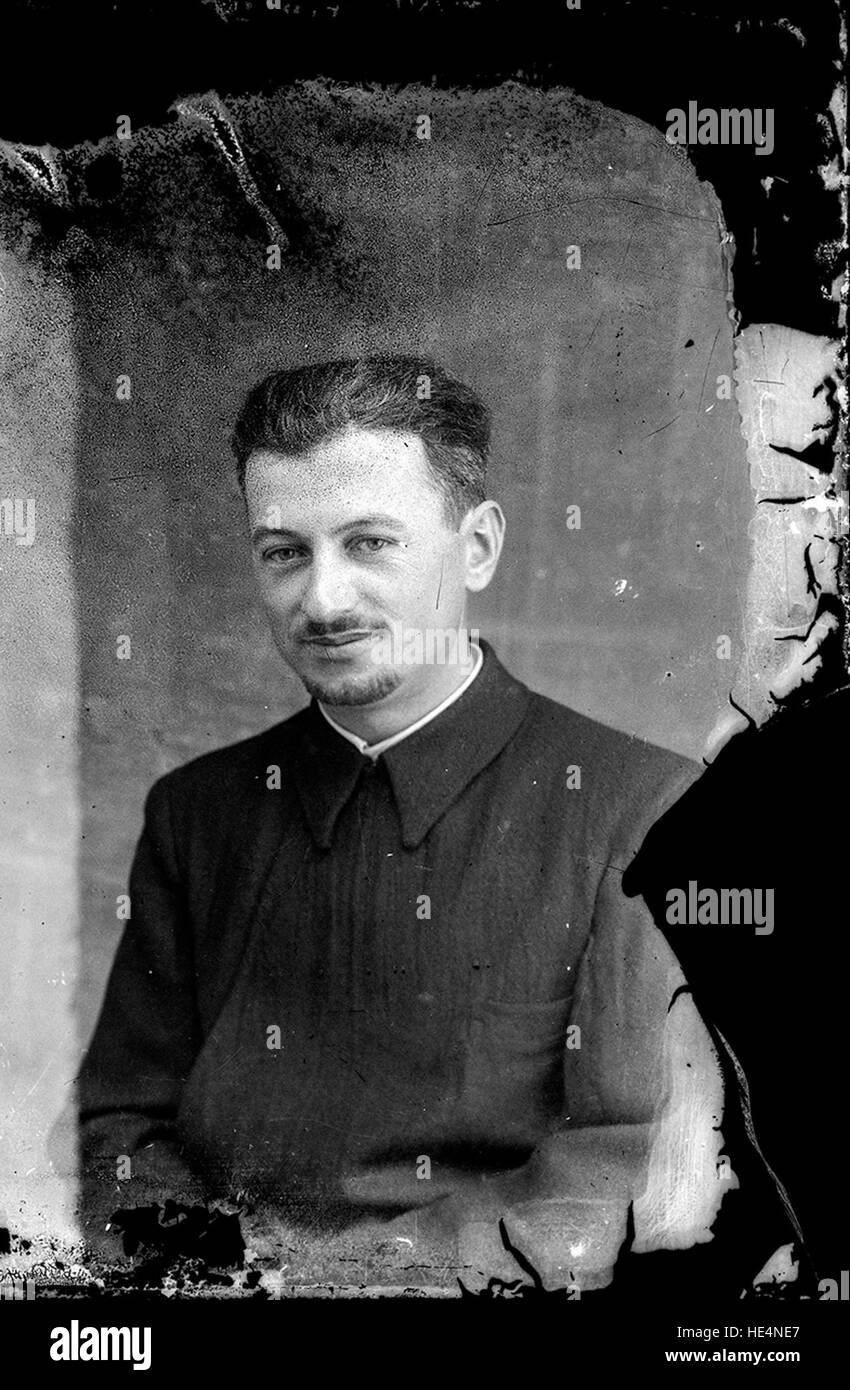 Two portraits captured by Costica Acsinte in the early 20th century ...