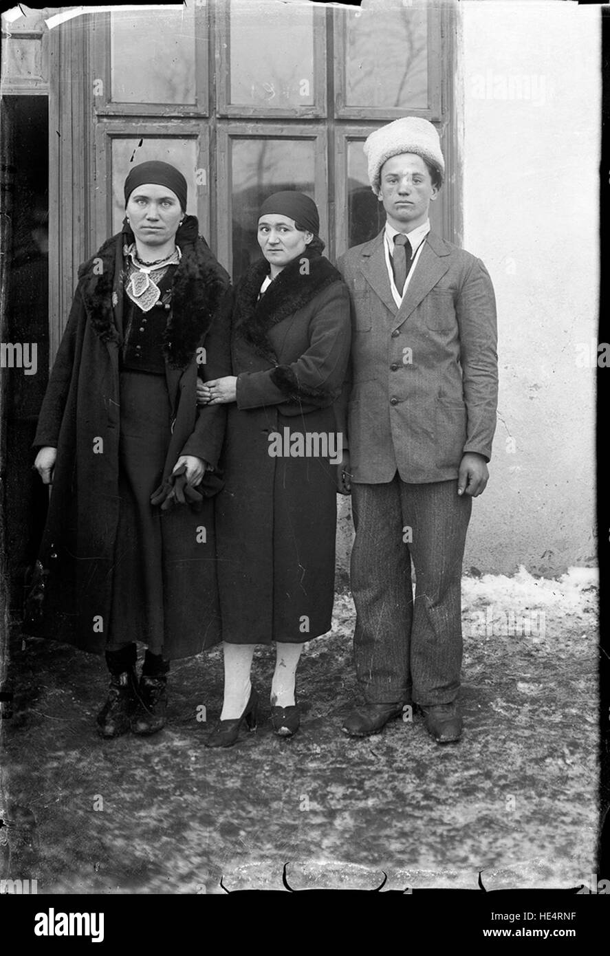 Two portraits from 1940 captured by Costica Acsinte in Ialomita ...