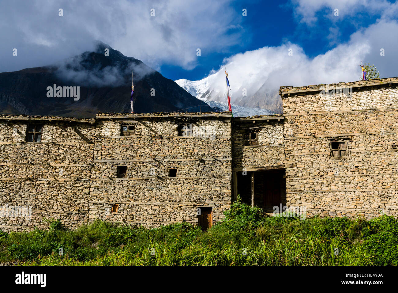 Some houses of the old part of Manang are set up like a protecting wall ...