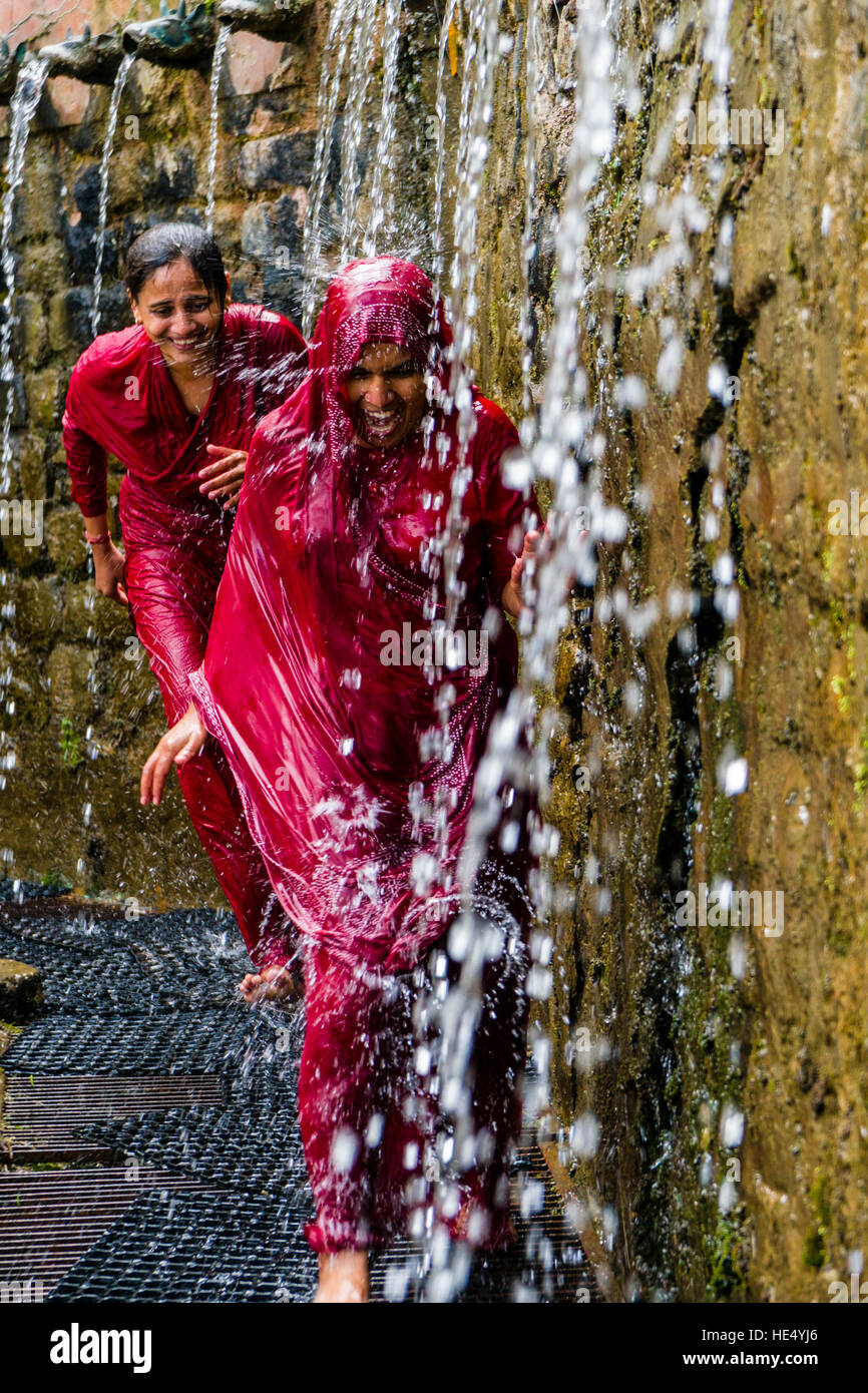 Female shower outside hi-res stock photography and images - Alamy