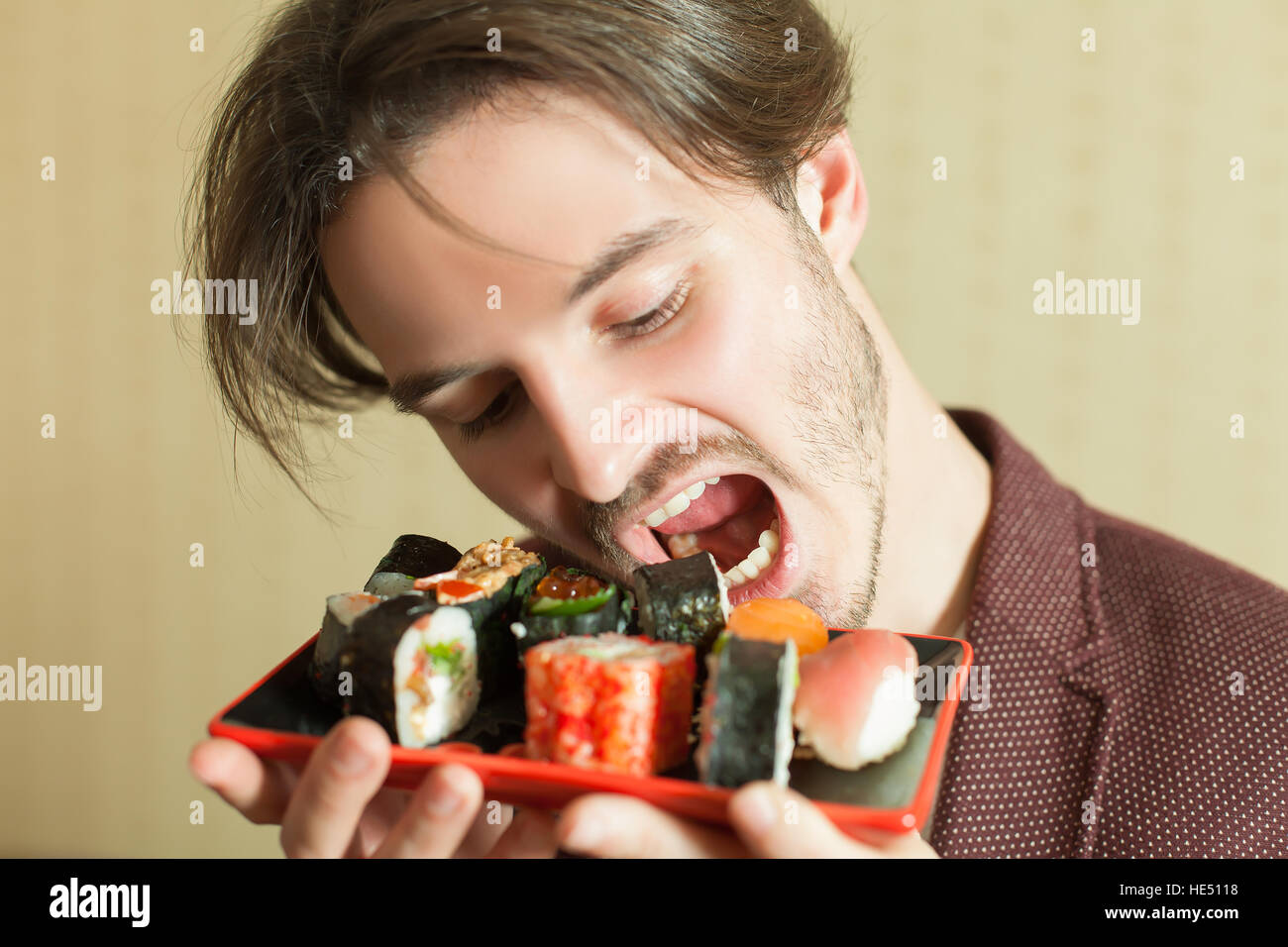 Man eating with hands japan hi-res stock photography and images - Alamy