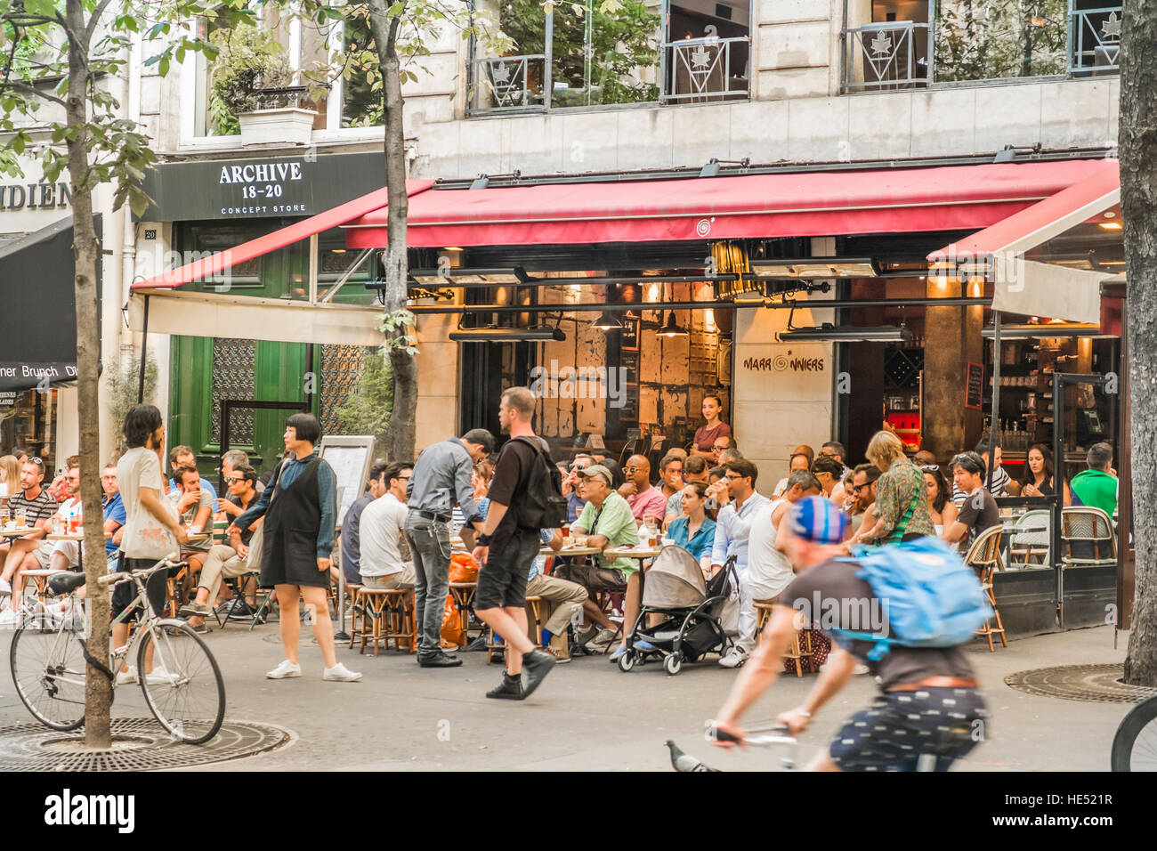 Community restaurant scene hi-res stock photography and images - Alamy