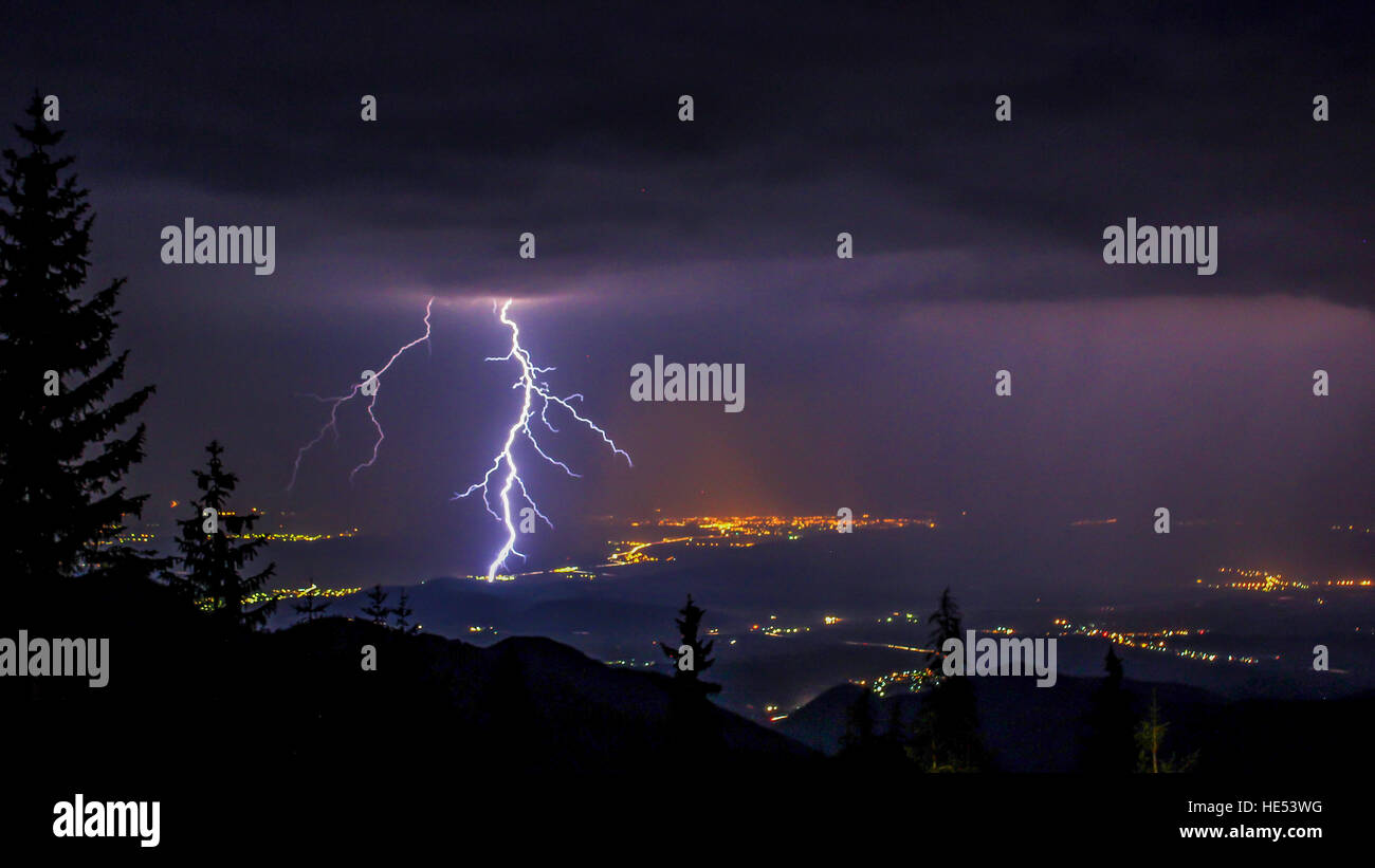 Lightning strike in tree hi-res stock photography and images - Alamy