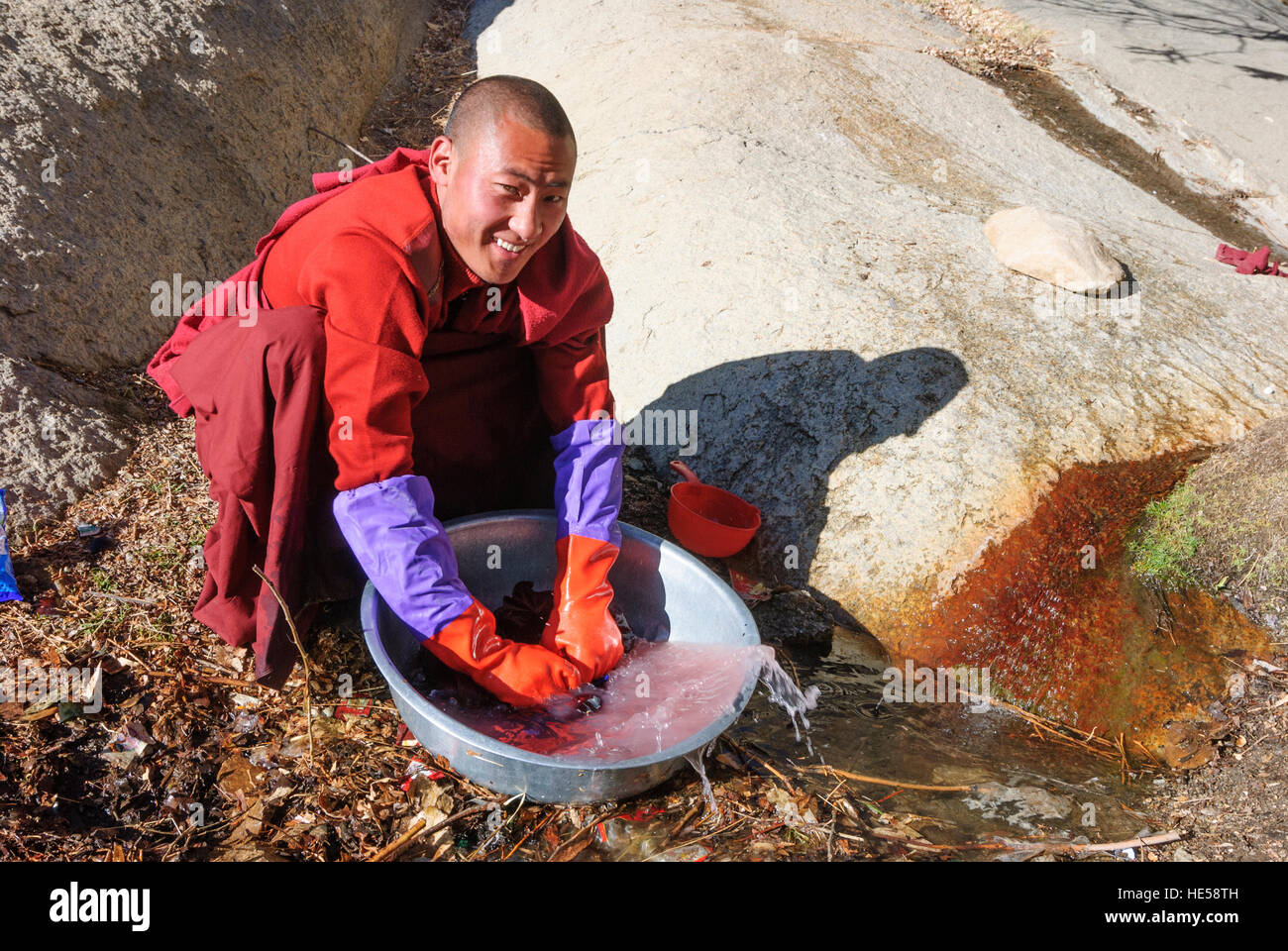 Monk washing clothes hi-res stock photography and images - Alamy
