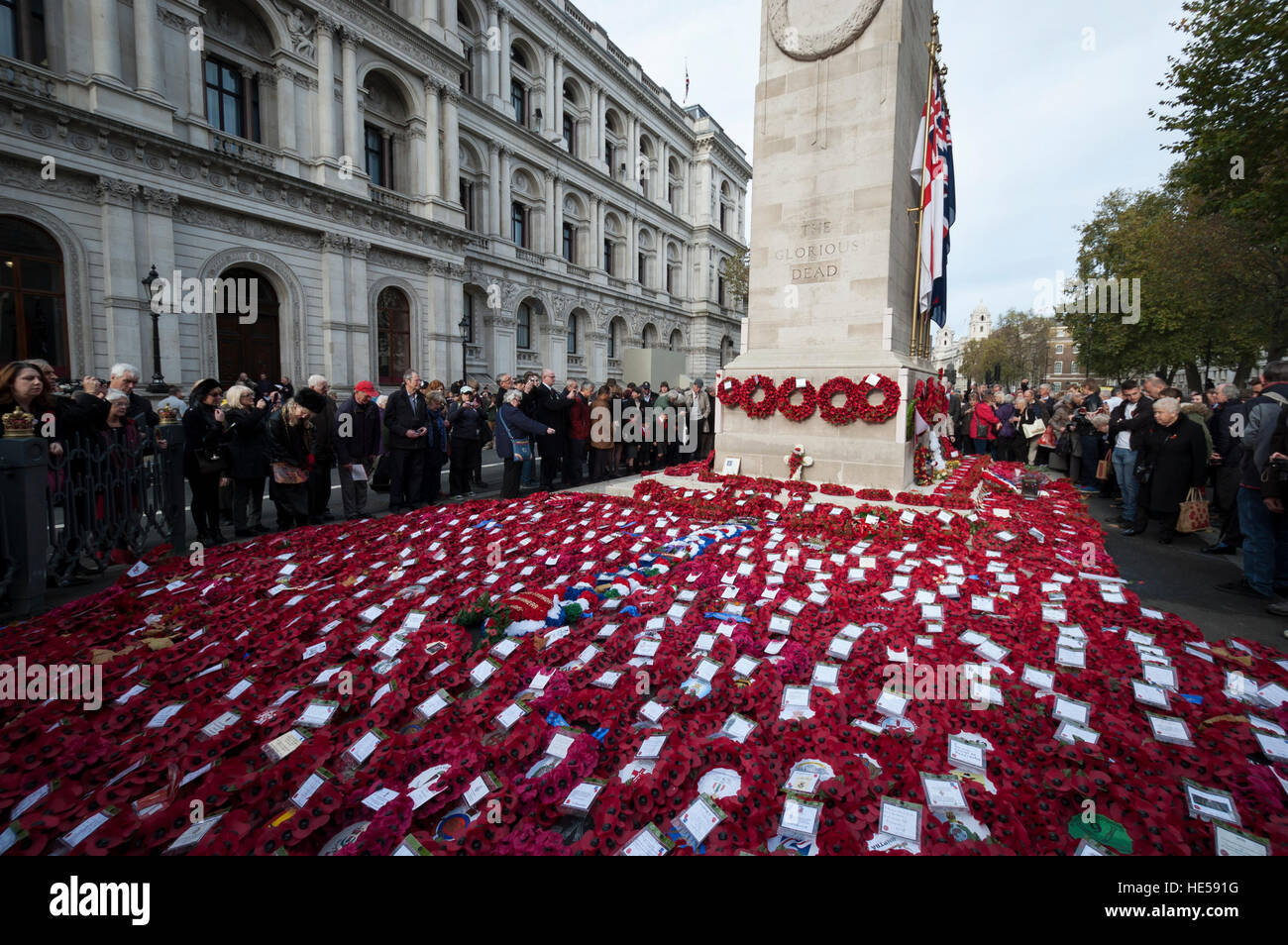 Mourners at the London War Memorial Cenotaph Stock Photo - Alamy