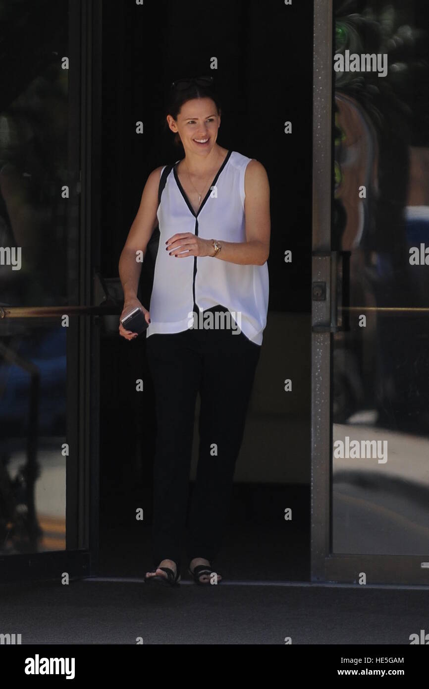 Jennifer Garner and Ben Affleck take their family to church in ...