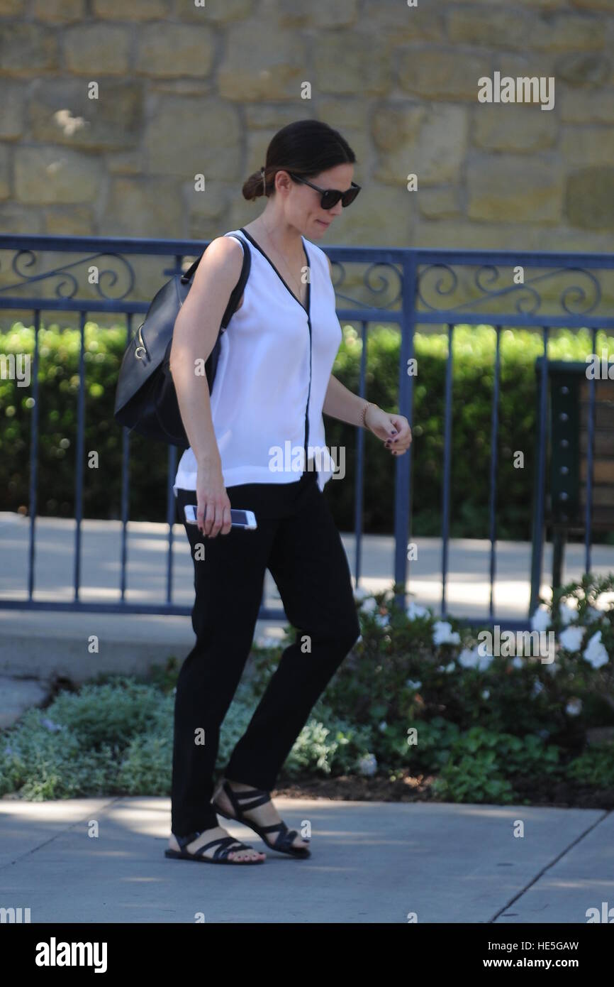 Jennifer Garner and Ben Affleck take their family to church in ...