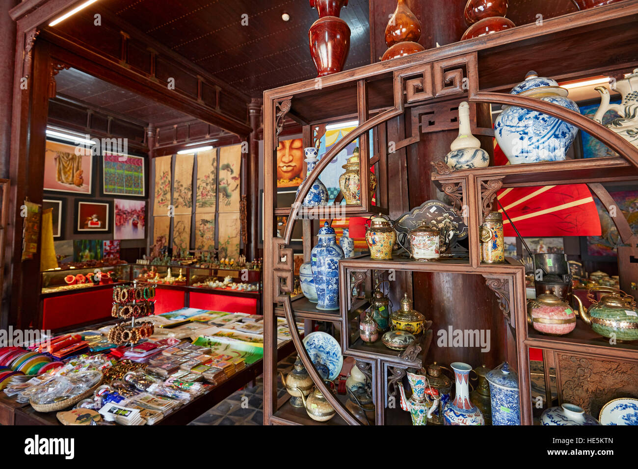 Gift shop interior hi-res stock photography and images - Alamy