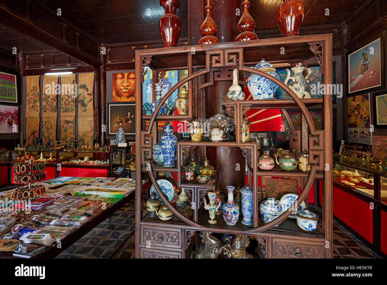 Gift shop interior hi-res stock photography and images - Alamy