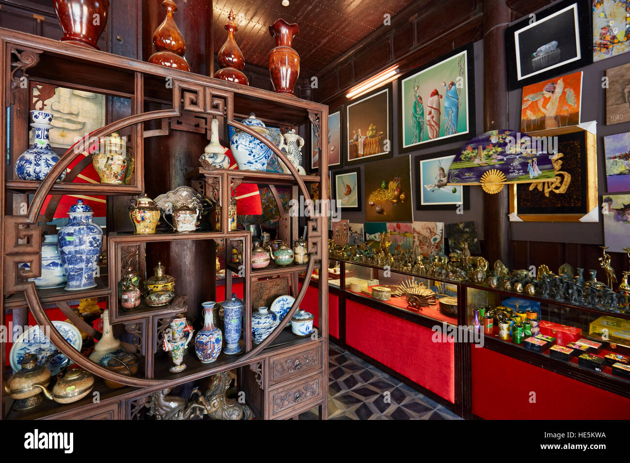 Gift shop interior hi-res stock photography and images - Alamy