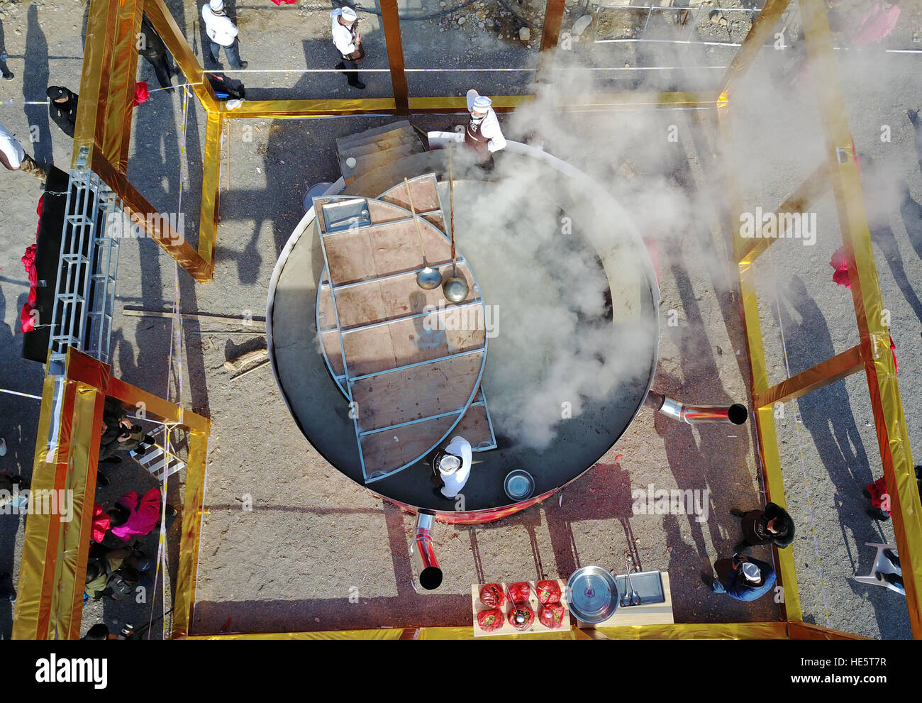 Yinchuan, China's Ningxia Hui Autonomous Region. 17th Dec, 2016. Cooks ...