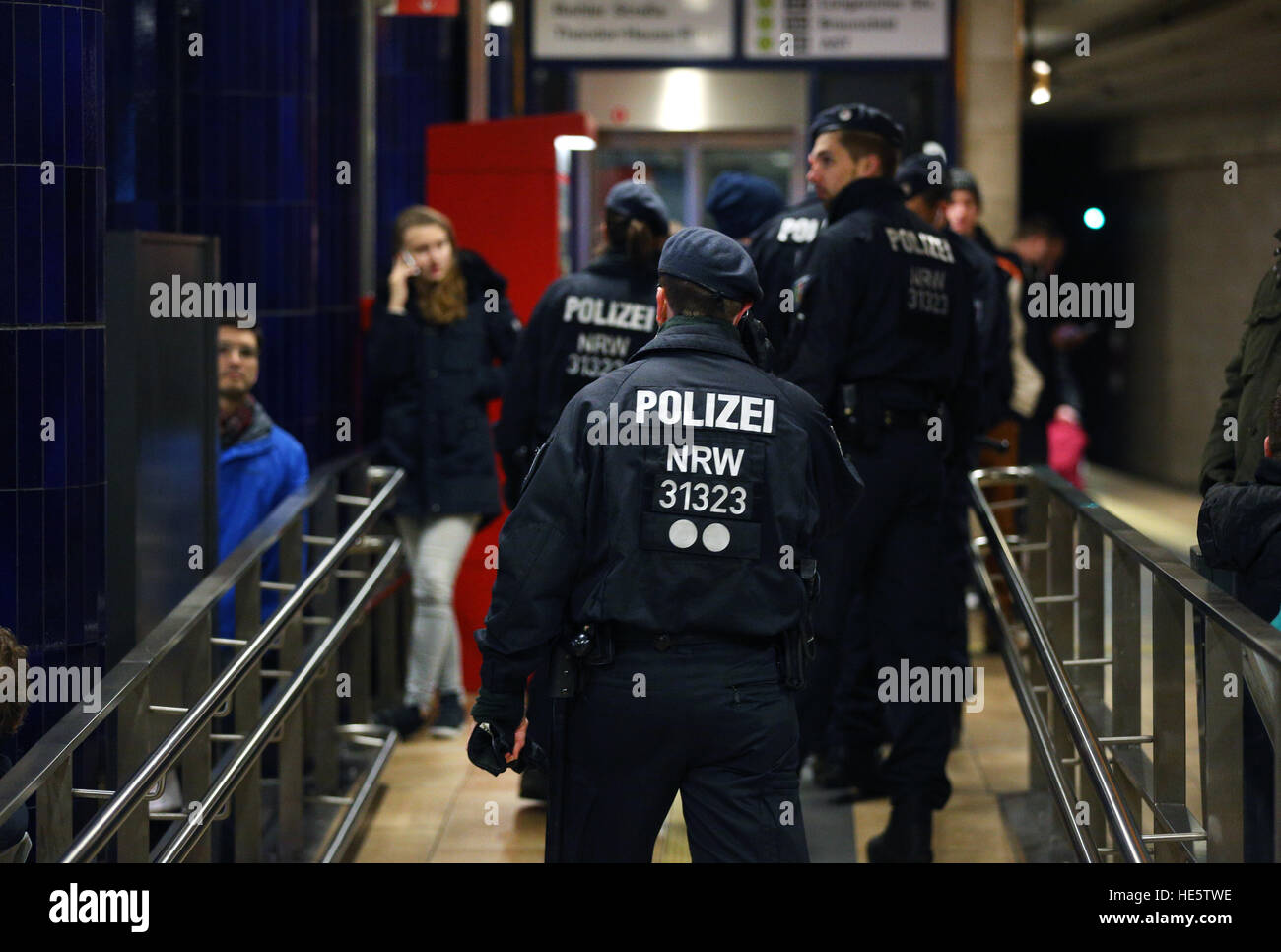 Cologne, Germany. 16th Dec, 2016. Police officers check an underground ...