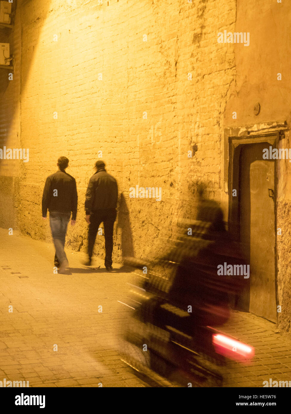 Marrakesch, Morocco. 16th Nov, 2015. People walking through alley ...