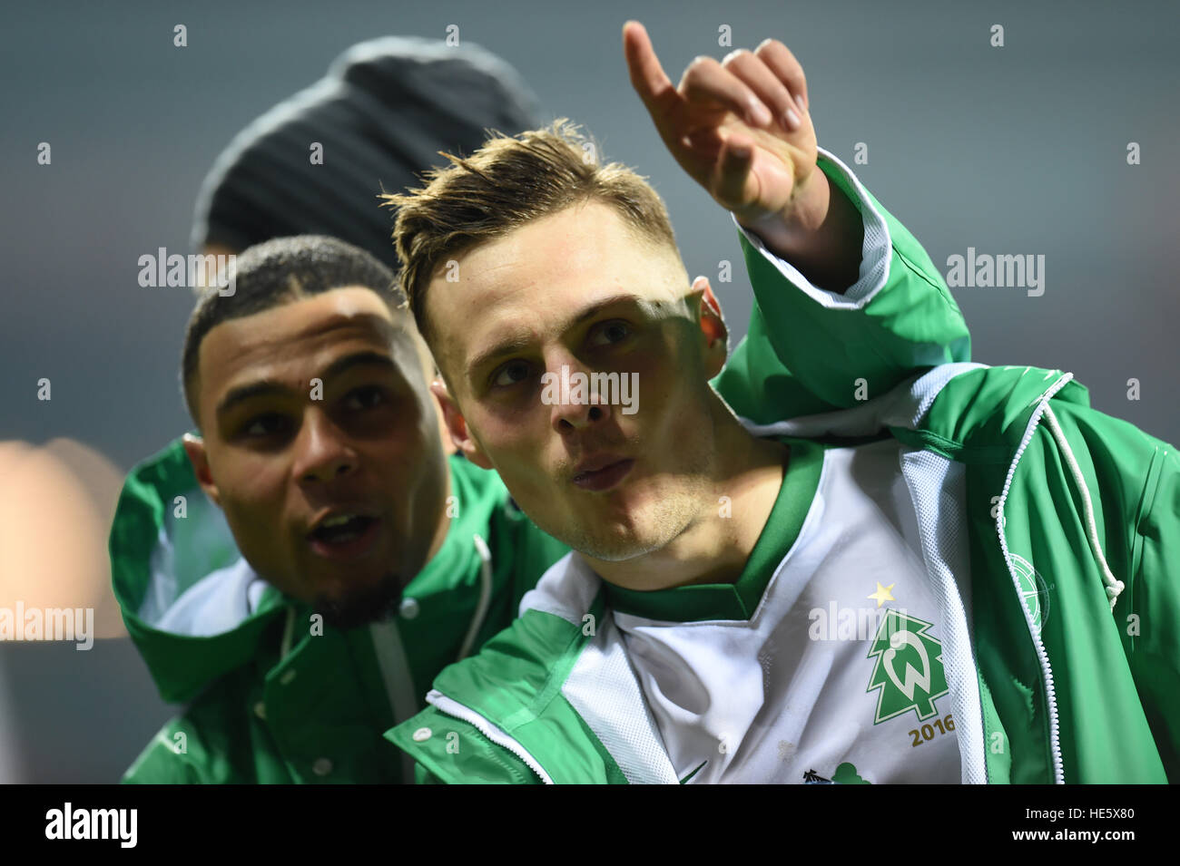 Bremen, Germany. 17th Dec, 2016. Bremen's Serge Gnabry (l) and Robert ...