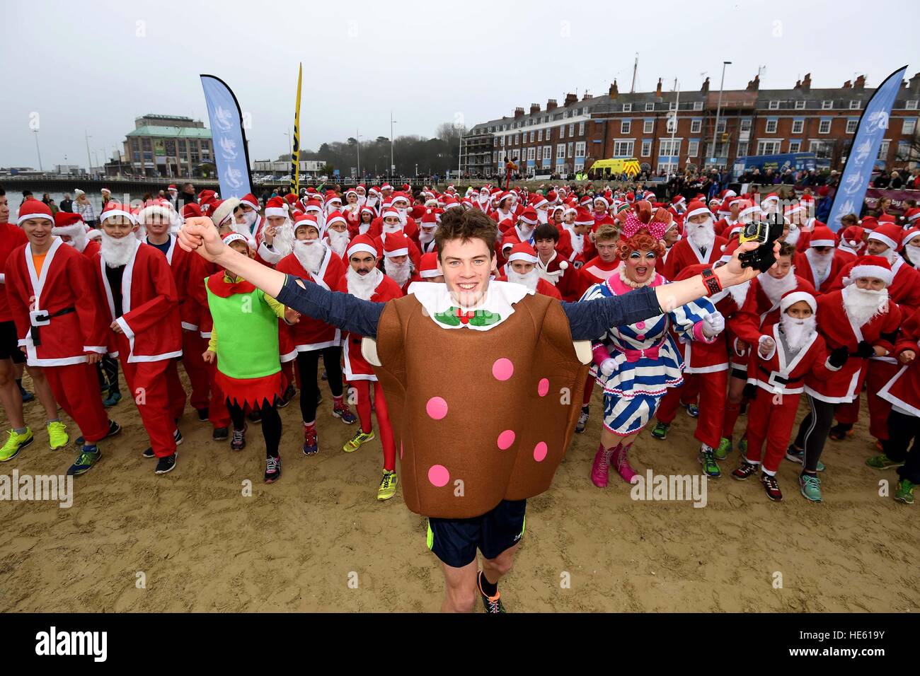 Weymouth Beach in Dorset, UK. 18th Dec, 2016. Chase the Pudding Santa ...