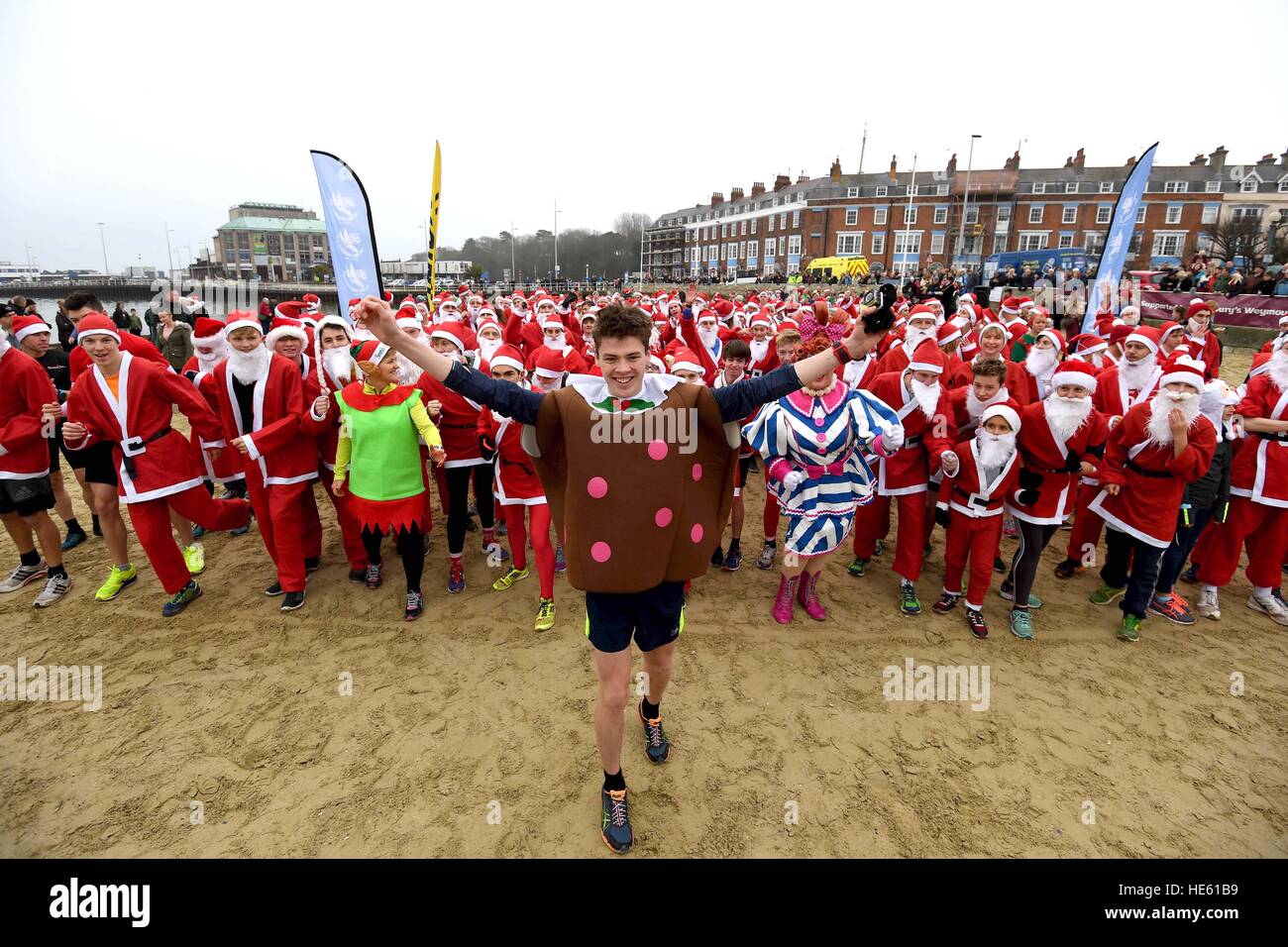 Weymouth Beach in Dorset, UK. 18th Dec, 2016. Chase the Pudding Santa ...
