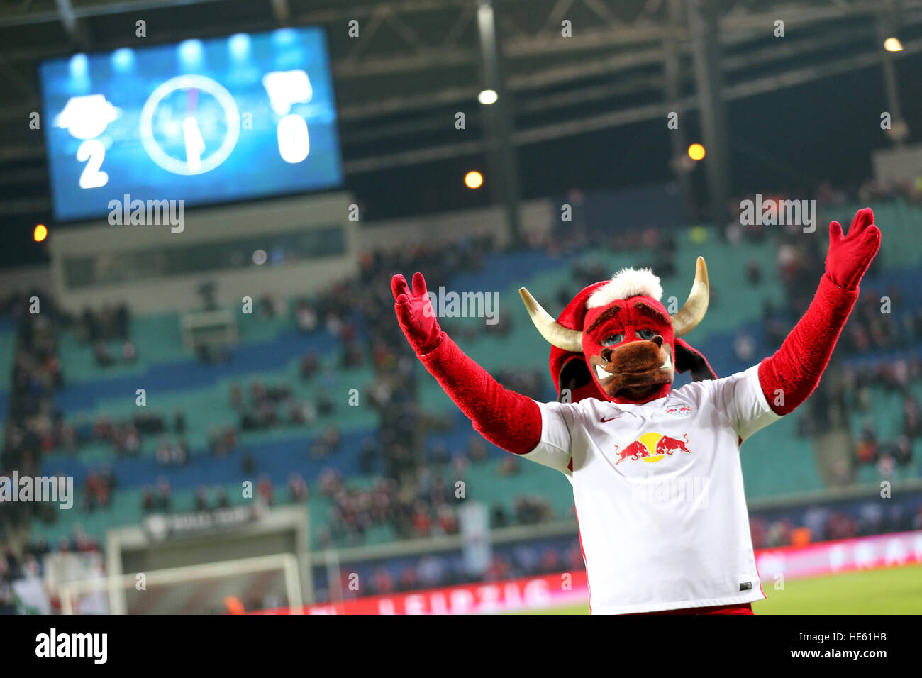 Leipzig, Germany. 17th Dec, 2016. Leipzig's mascot Bulli thanks the ...