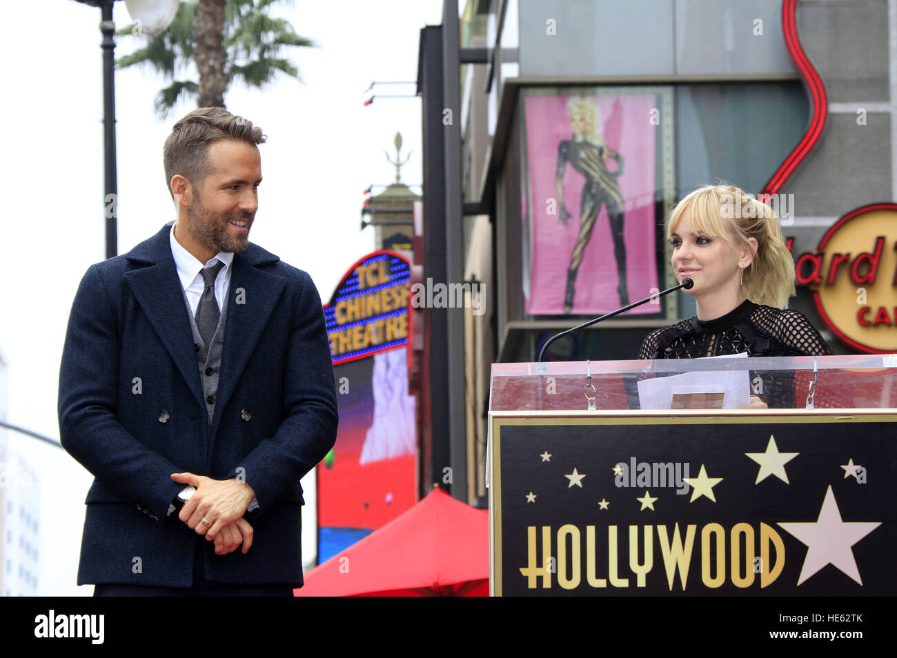 Hollywood, California. 15th Dec, 2016. Ryan Reynolds and Anna Faris ...