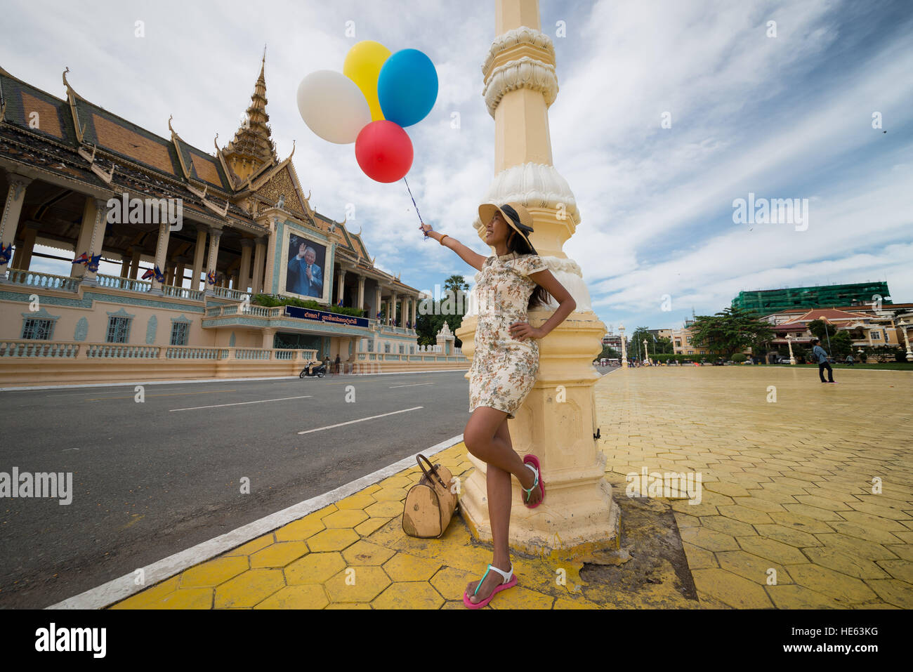 Phnom Pen, Cambodia. 18th Dec, 2016. Young boy sitting on River Mekon ...