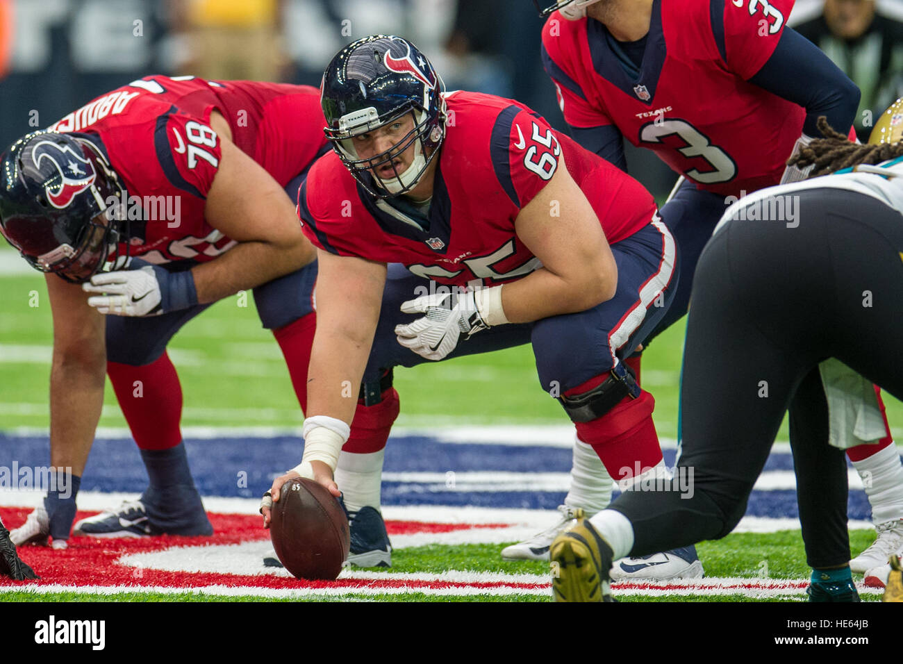Football center snap ball hi-res stock photography and images - Alamy