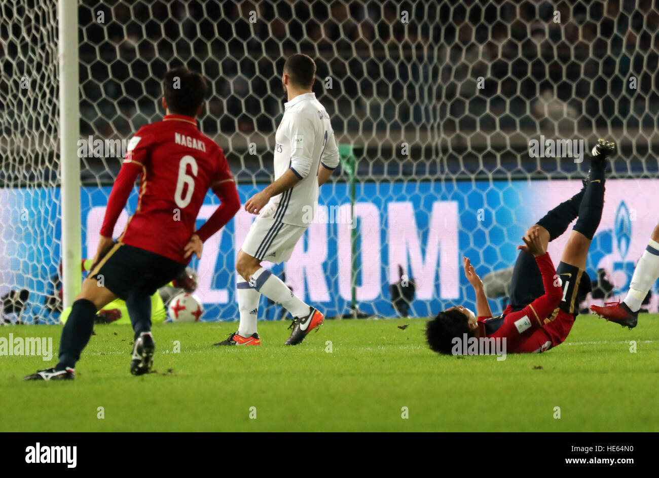 Yokohama, Japan. 18th Dec, 2016. Japan's Gaku Shibasaki (R) is ...