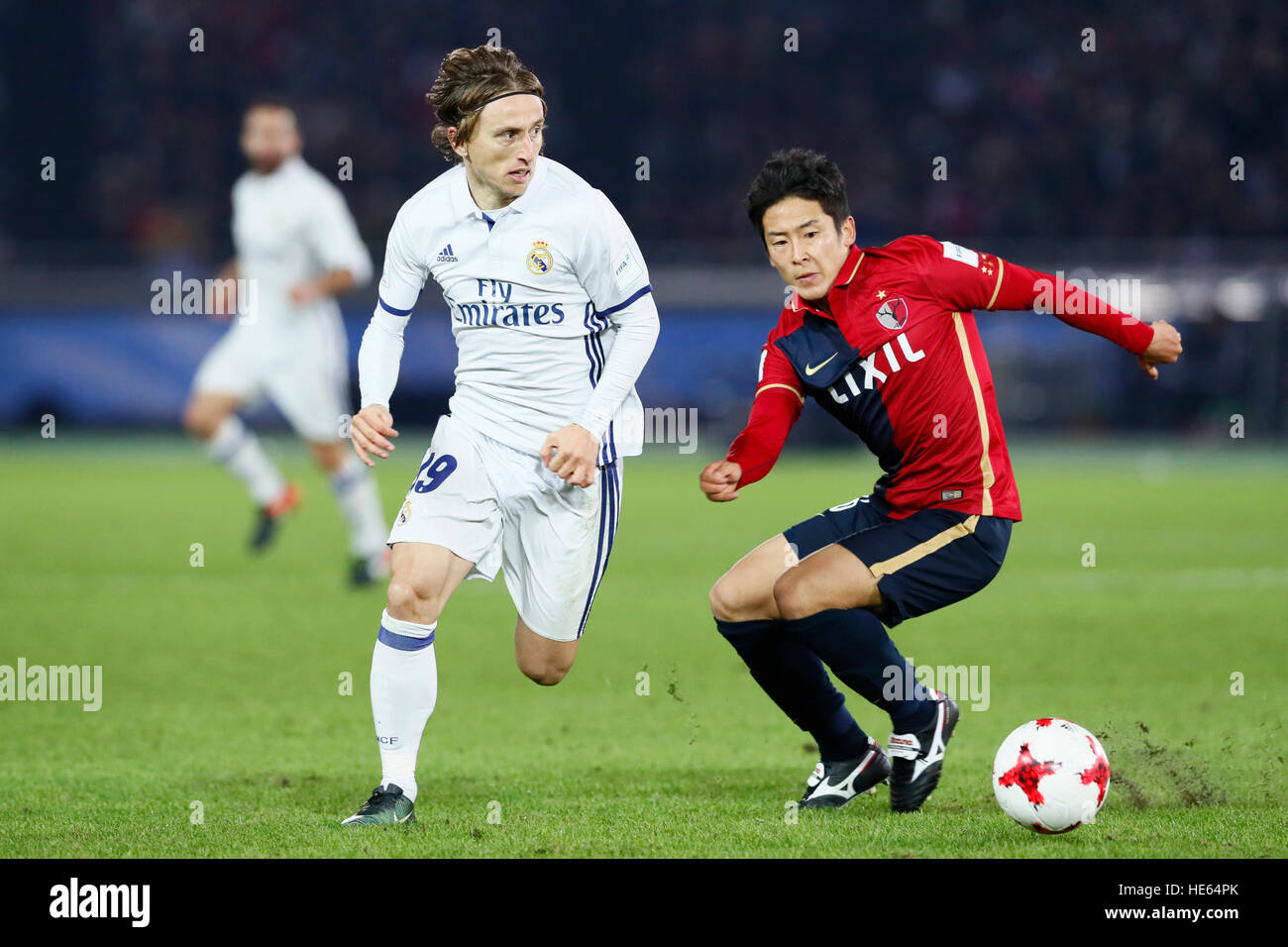 Kanagawa, Japan. 18th Dec, 2016. (L-R) Luka Modric (Real), Ryota Nagaki ...